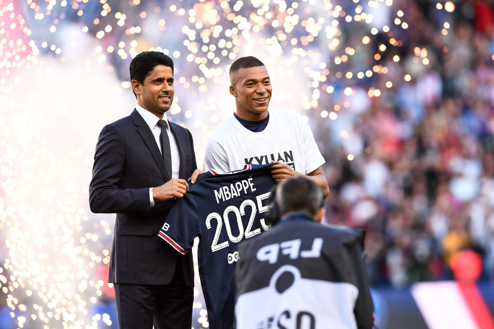 Officiel : Kylian Mbappé reste finalement au PSG ! — foot11.com