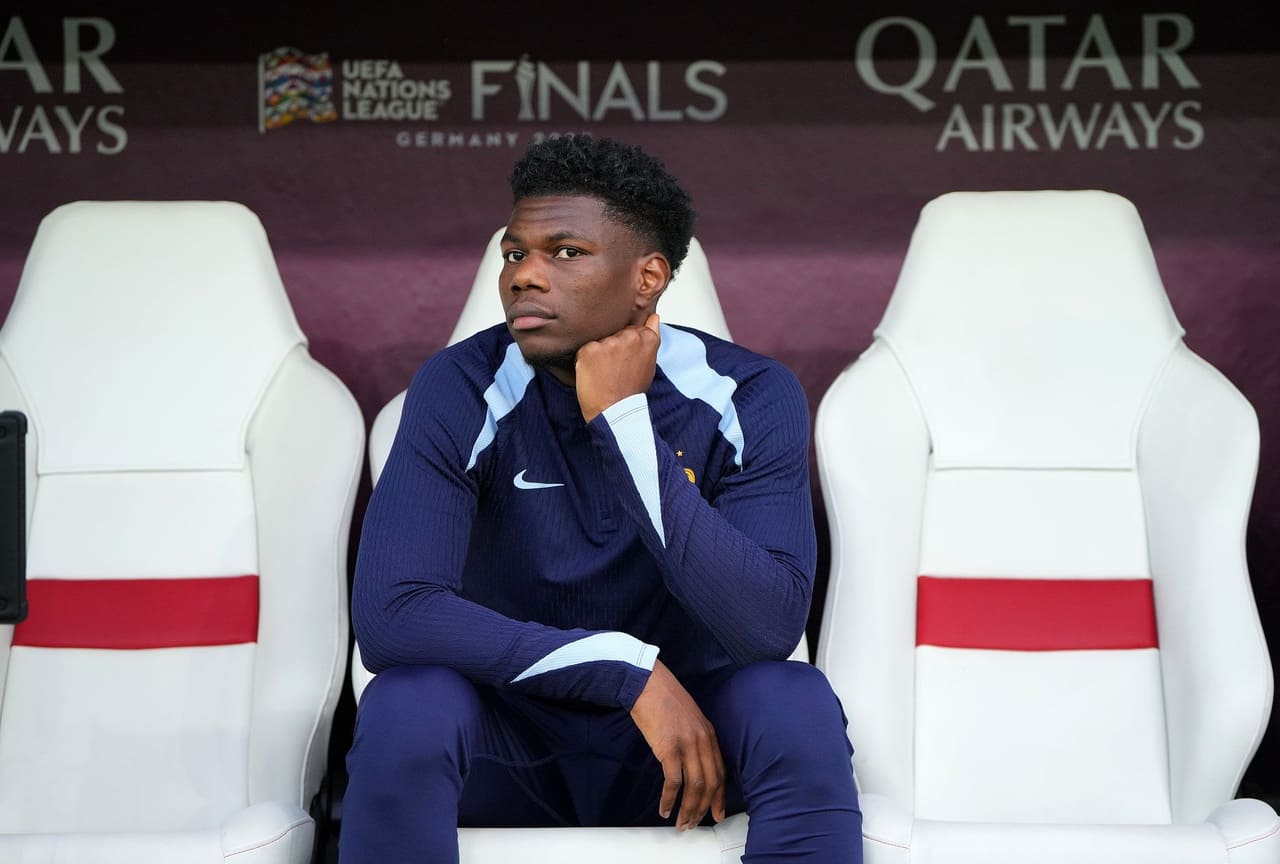 Clarysse perreira nue a single knock at the door, and it